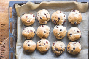 Soft raisin buns with whole wheat flour (vegan)